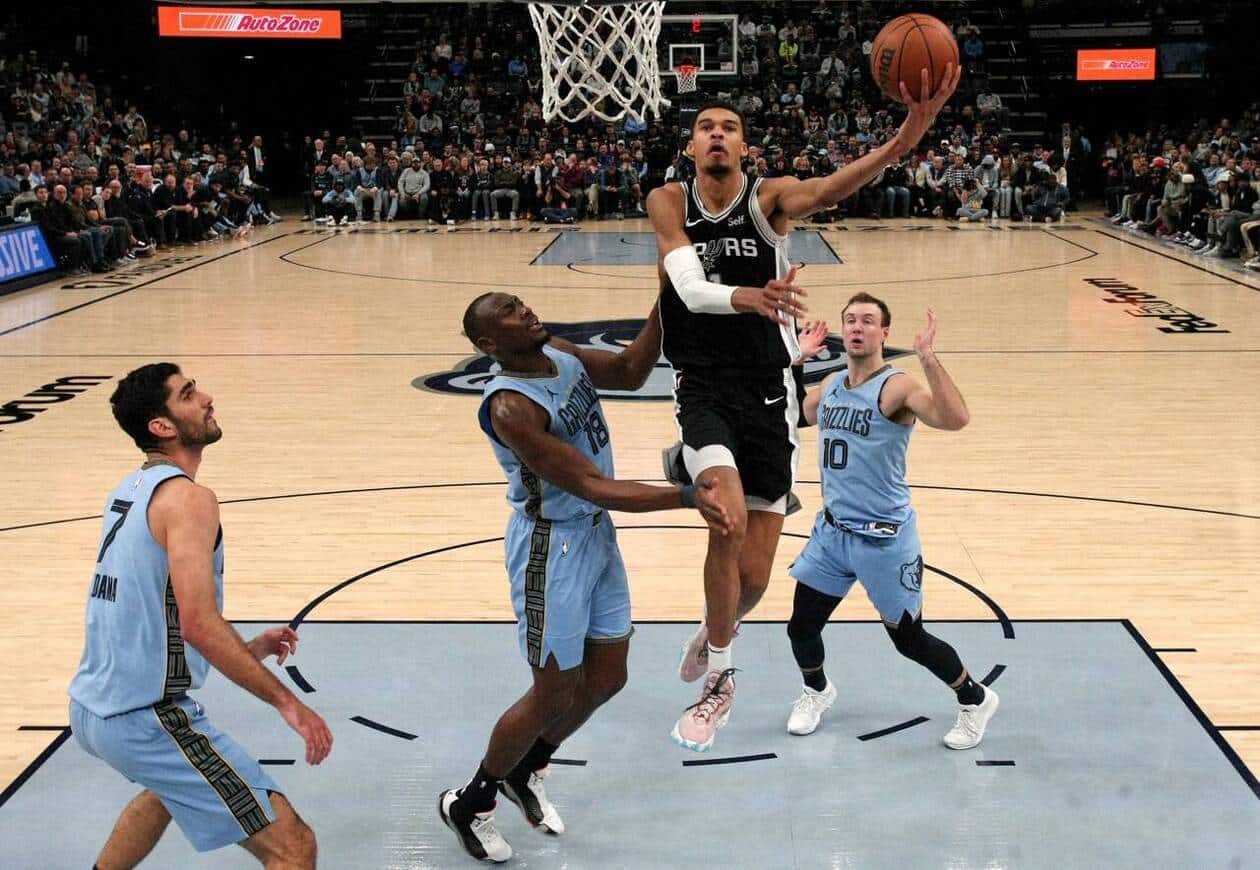 Wembanyama éblouit : 30 points et 14 rebonds face à un Antetokounmpo impuissant