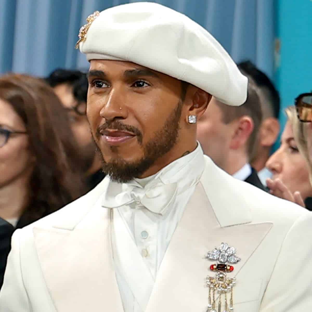 Lewis Hamilton brille au Met Gala 2025 avec des symboles africains